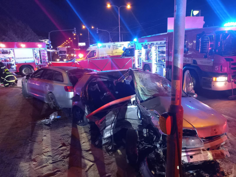 Při nehodě dvou aut v Praze 10 zemřel člověk. Další dva jsou ve vážném ... Při nehodě dvou aut v Praze 10 zemřel člověk. Další dva jsou ve vážném ...