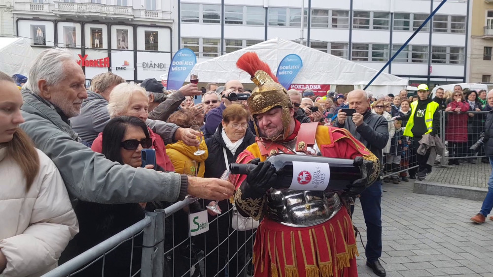 Na zdraví, volali lidé v Brně. Ťukali si svatomartinským vínem, které jim dovezl známý herec ...