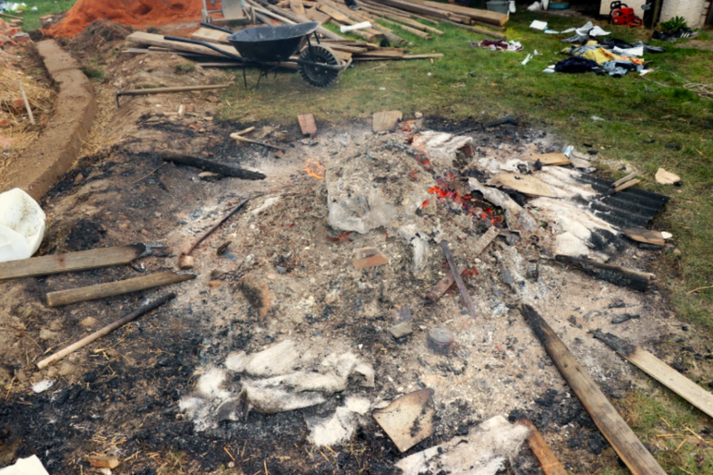 Exploze neznámého předmětu omylem odhozeného do ohně těžce zranila muže ...