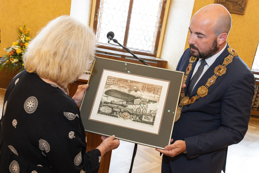 Lída Rakušanová byla legendárním hlasem Svobodné Evropy, teď převzala v ...