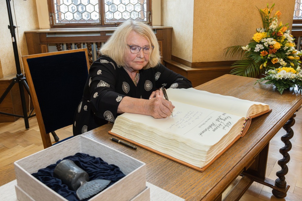 Lída Rakušanová byla legendárním hlasem Svobodné Evropy, teď převzala v ...