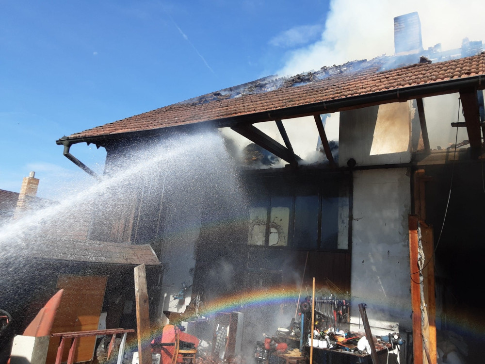 Rozsáhlý požár kravína na Pelhřimovsku, všechny krávy uhynuly. Zranil ... Rozsáhlý požár kravína na Pelhřimovsku, všechny krávy uhynuly. Zranil ...
