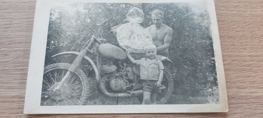 Ve věku 92 let odešel závodník a jeden ze zakladatelů motokrosu v Dlouhé Loučce Jaroslav Kovář ...