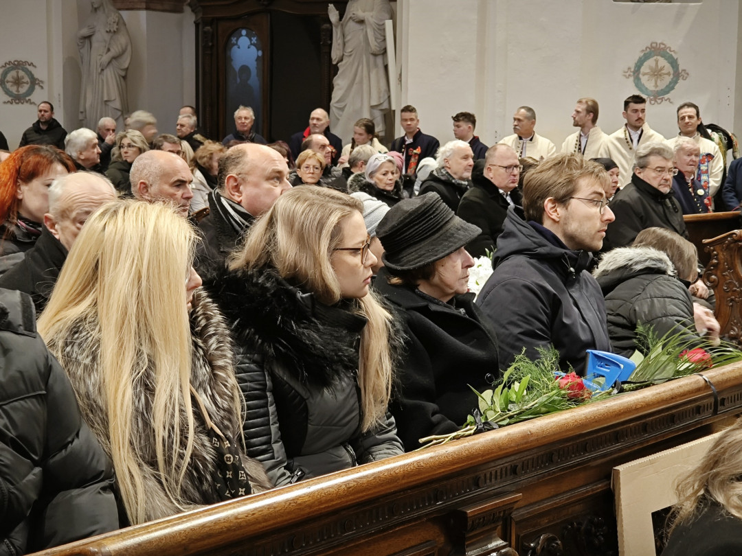 Chodsko se rozloučilo s králem dudáků, smuteční obřad se konal v domažlickém kostele | Galerie ...