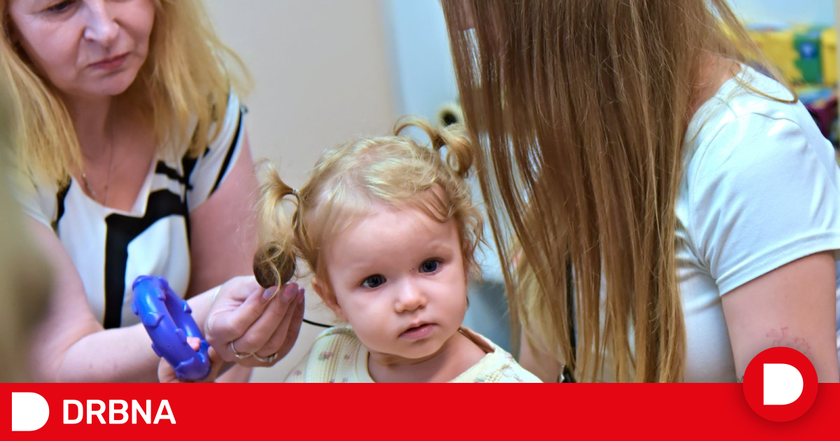 Lékaři z Brna vrátili sluch roční Lauře. K operaci použili robotické rameno